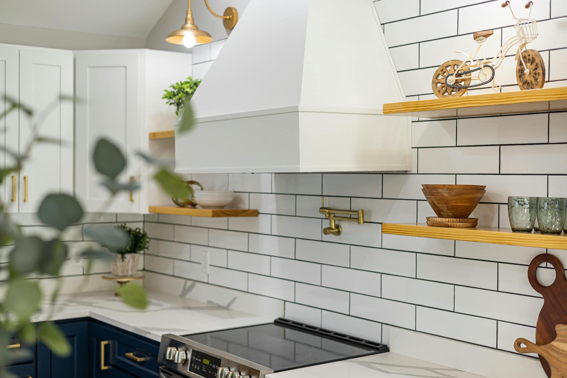 8 Budget-Friendly Wooden Range Hoods That Look Expensive – Amishwerks 8 ...